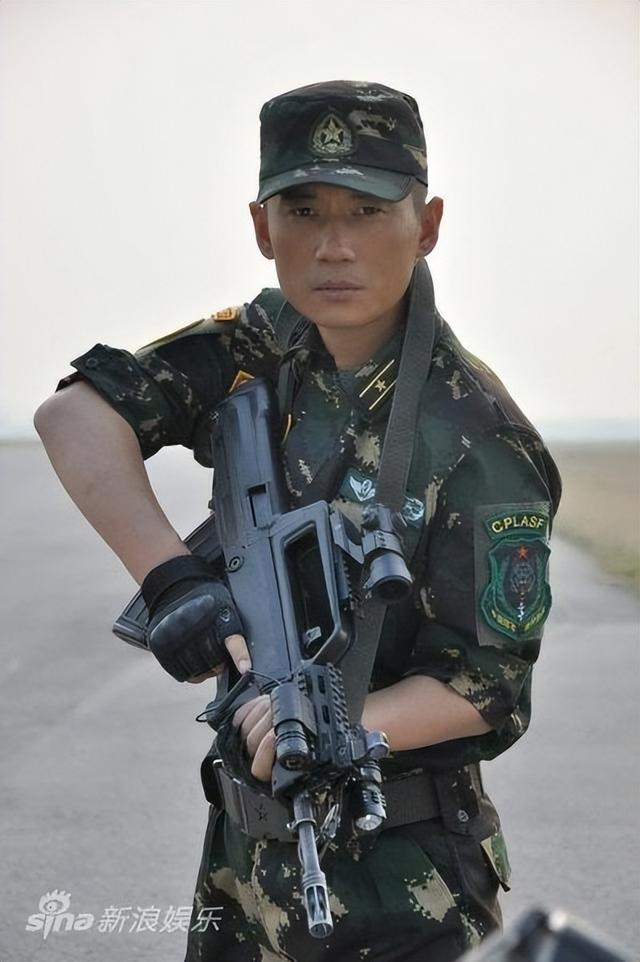 Famous actor Xu Honghao: He is 10 years older than his wife. He plays ...