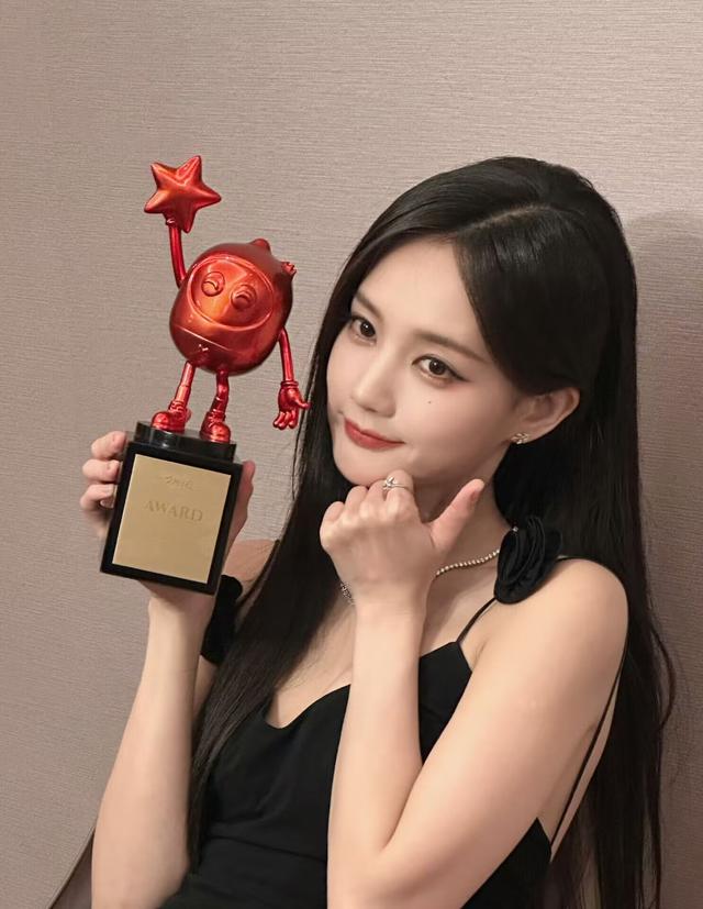 Celebrity wallpaper Li Yitong - iMedia