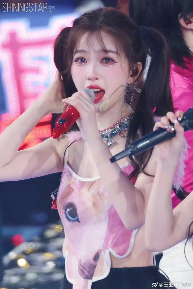 Wang Yafei puts on stage makeup for Yu Shuxin, a magical transformation! - iMedia