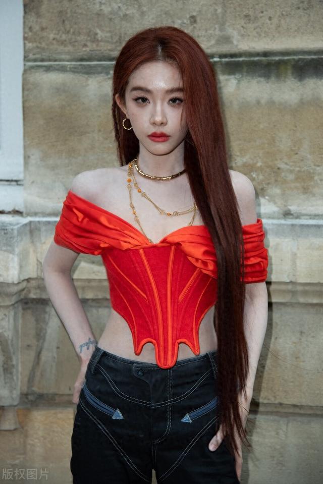 Yuyan showed off her ant waist in an orange short top and appeared at ...