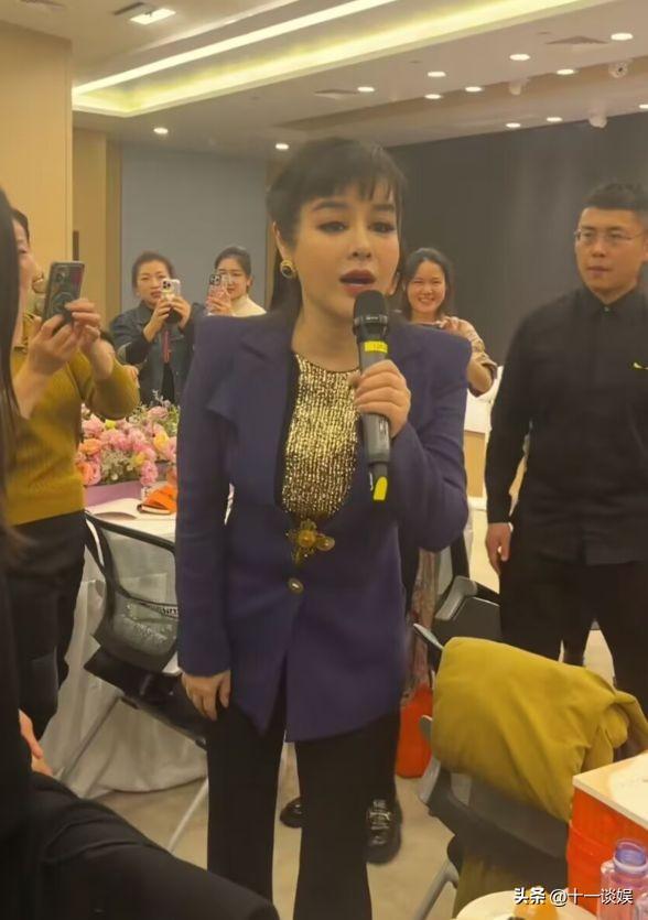 52-year-old Yu Wenhong attended an event and was accused of looking ...