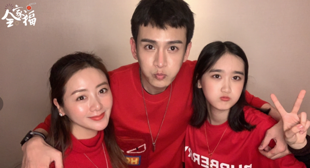 Jing Chao and his wife were holding hands while shopping, their eyes ...