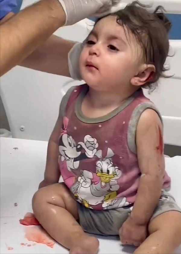 The little girl who survived the ruins of Gaza is beautiful and cute ...