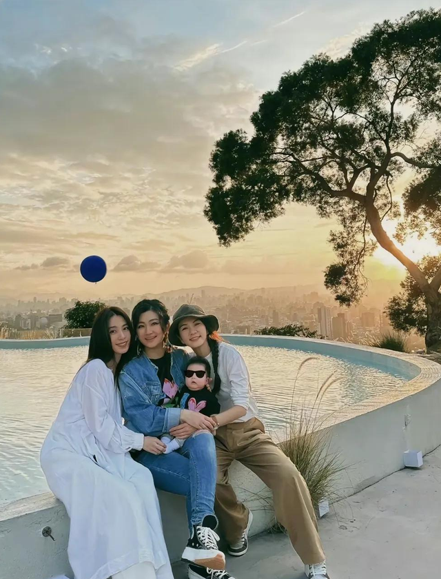 Ren Jiaxuan posted a photo of her family of three on her birthday for ...