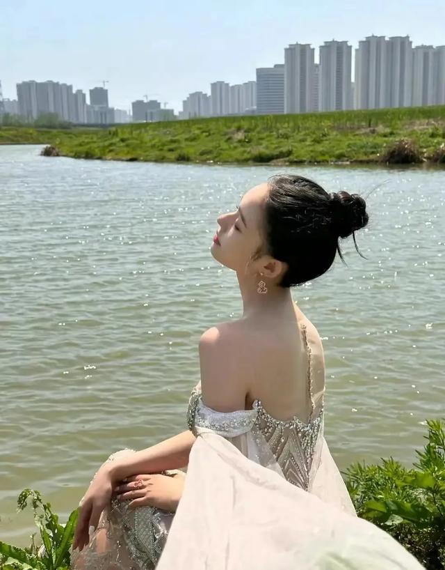 Lin Yun's face is so beautiful, and the photo with Cheng Xiao and Shen Mengchen has too many ...