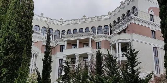 Luxury homes of Ukrainian senior officials are for sale, and Zelensky's ...