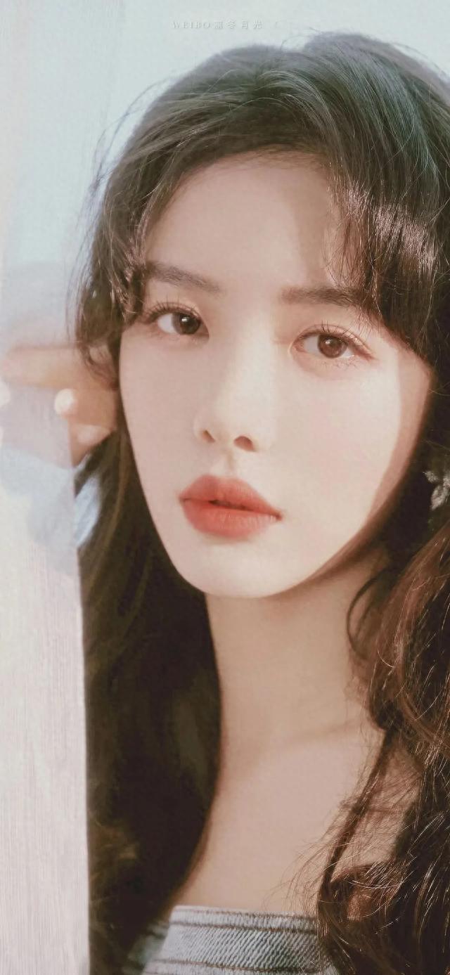 so beautiful! Cai Wenjing's tube top dress is sexy and straightforward ...