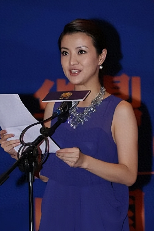 She was once the most beautiful host of CCTV. She lived with Sa Beining ...