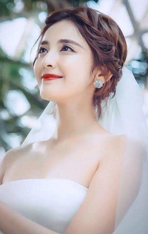 Guli Nazha's event style caused controversy. Her top was too small, and ...