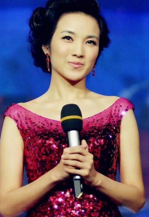Host Guan Tong: Joined CCTV at the age of 26, gave birth to a child at ...