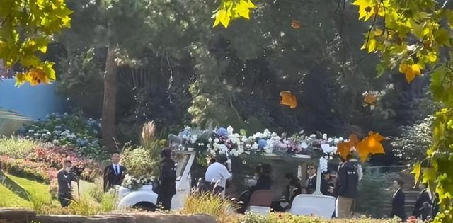 Coco Lee's funeral footage was exposed. Her sister wore black clothes ...