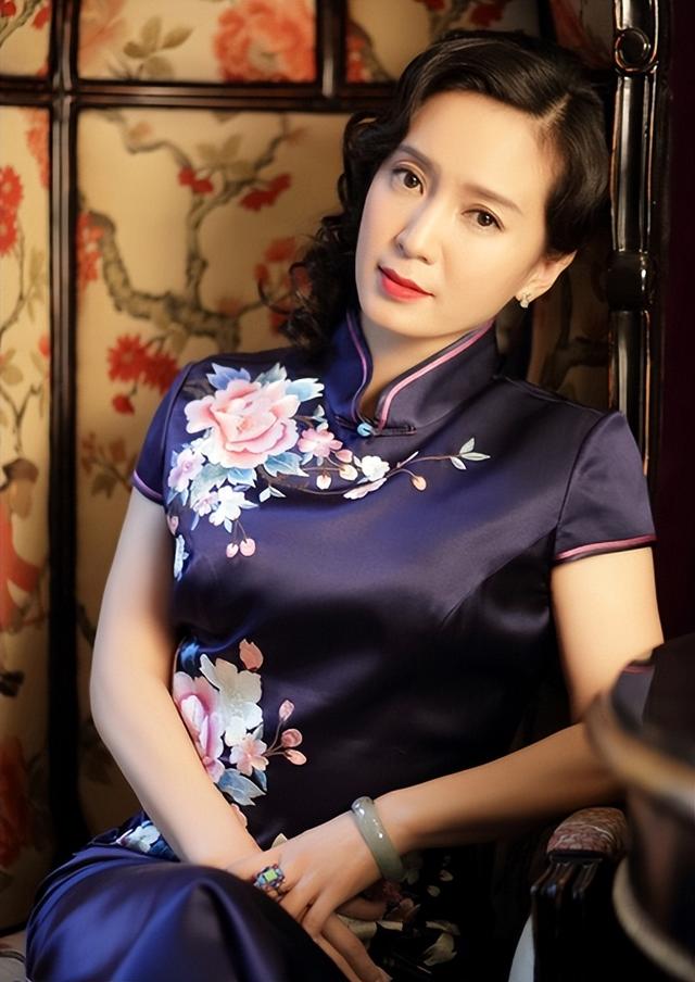Actor Hu Xiaoting: Married to an ordinary husband, her father and ...