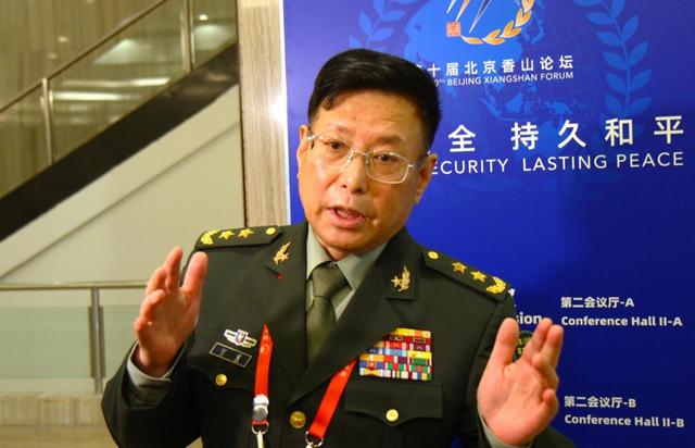 The Lieutenant General of the People's Liberation Army gave two gifts ...