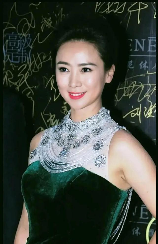 The former queen of "romantic films", 55-year-old Weng Hong wears a see ...