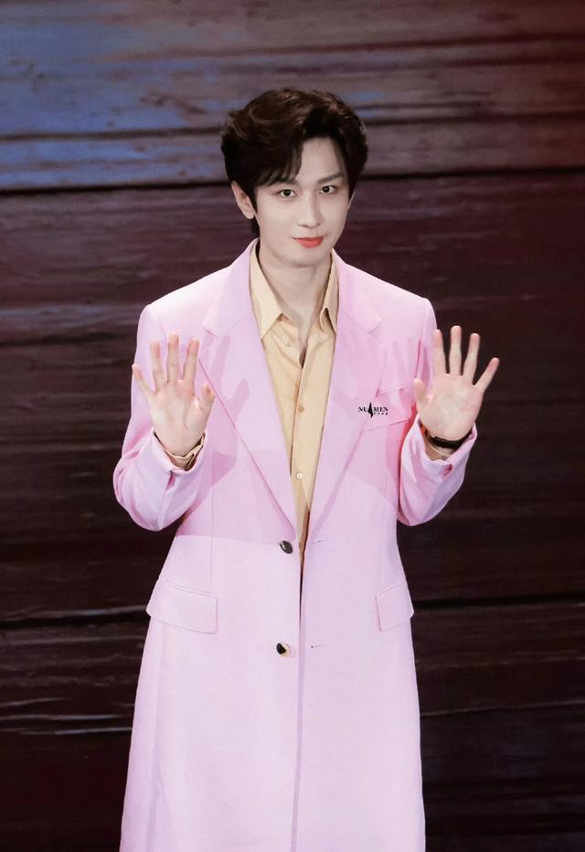 Celebrity infield looks at the Glimmer Festival, Cheng Yi is pink and ...