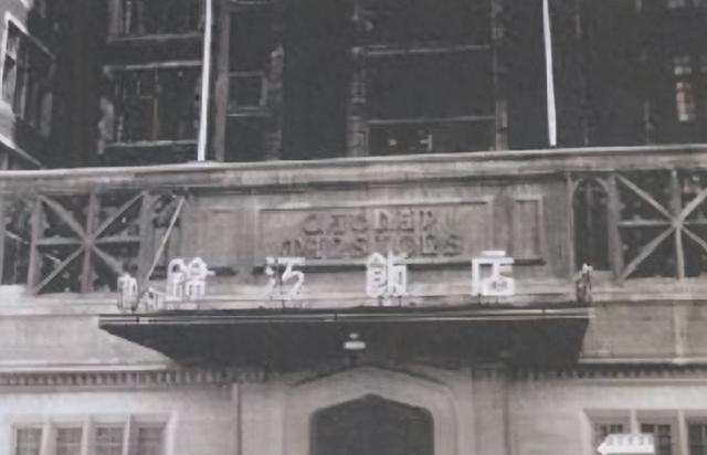 In 1949, Song Shilun held the hand of the hotel proprietress at a ...