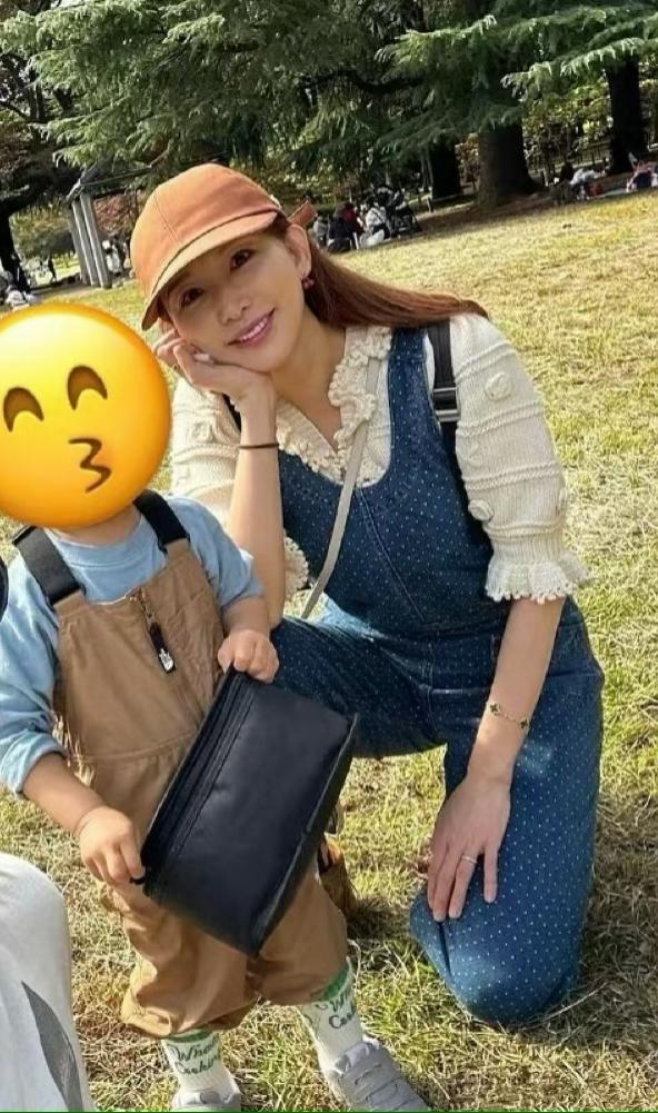 Lin Chiling appeared at her husband's concert. The couple showed off ...