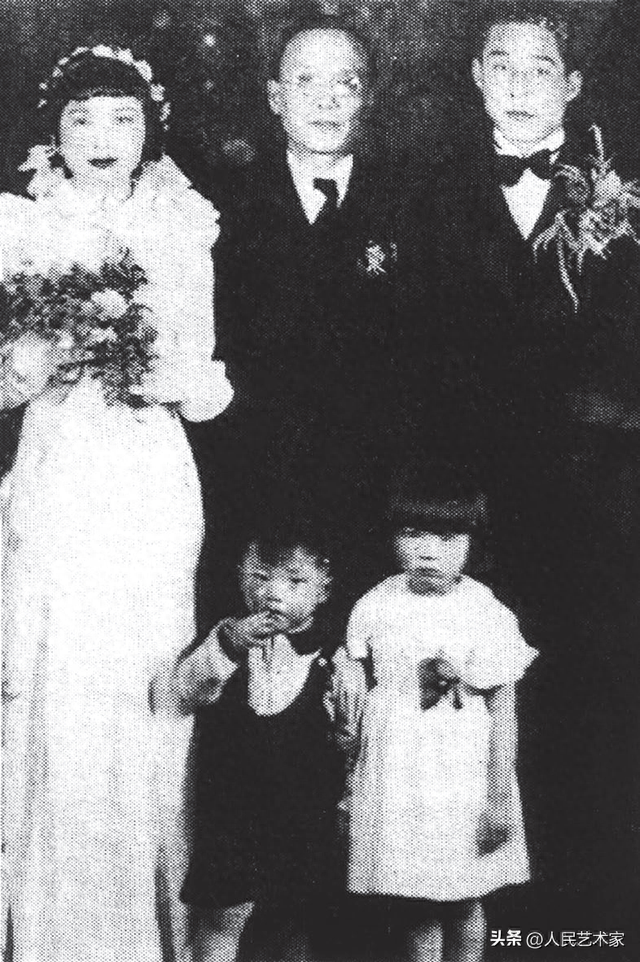 He is He Laoliu in the movie "Blessing". She comes from a famous family ...