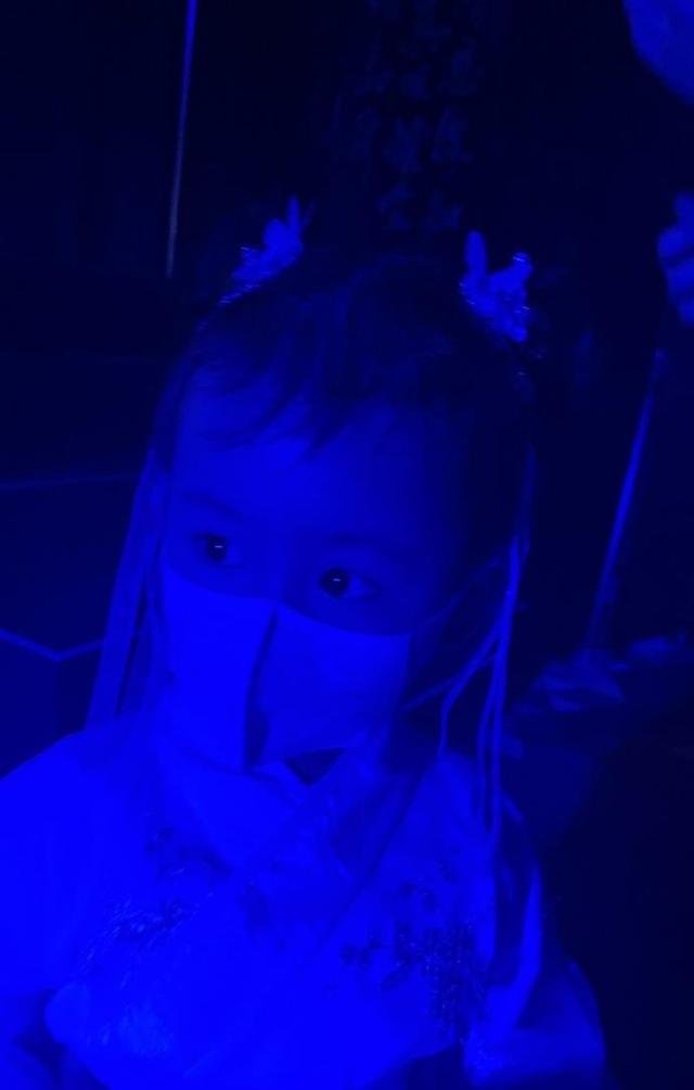 Lin Feng's wife posted a family photo, a family of three happily ...