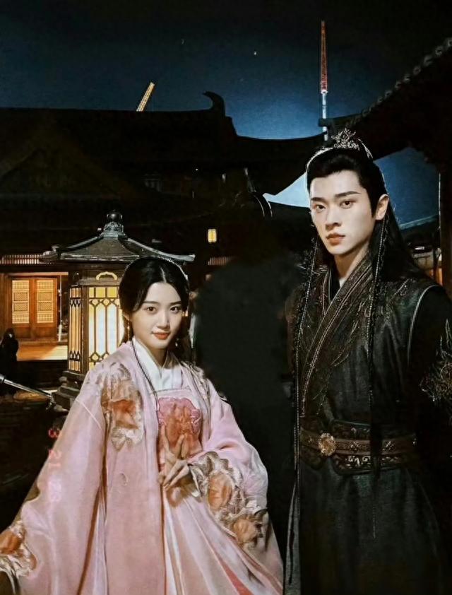 Cheng Lei and Lu Yuxiao went to Macau to shoot Bazaar. Cheng Lei was ...