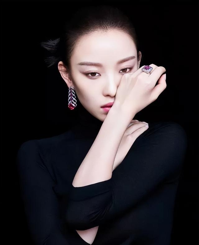 The 4 actresses with "fox eyes" are charming, smart and seductive. They ...