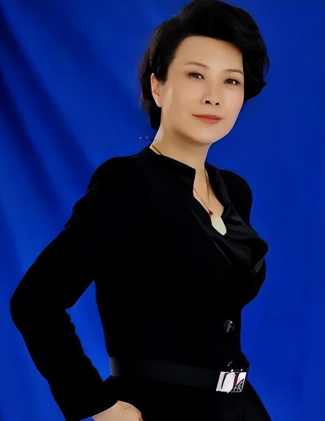 The 46-year-old host Wang Jing died of cancer. Her hair fell out after ...