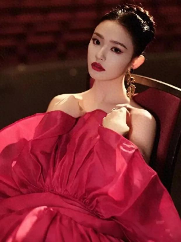 Lin Yunxing stunned the audience: the pink tube top dress is sexy and ...