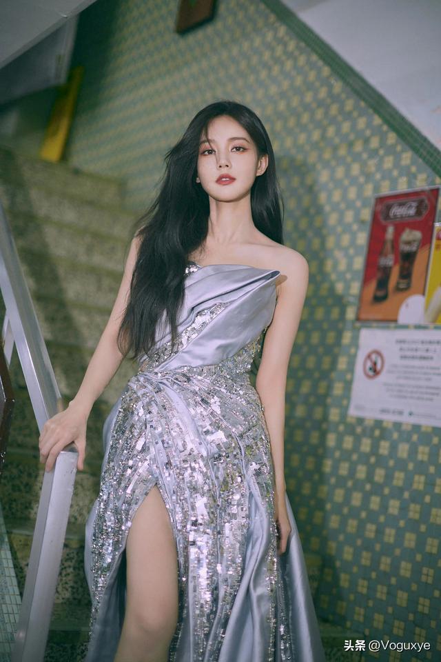 Li Yitong high slit silver flash - iMedia