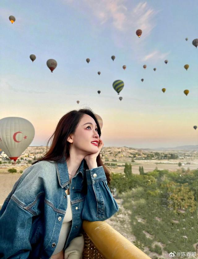 Chen Qiao En's husband took her to watch hot air balloons. She feels that she has become more ...